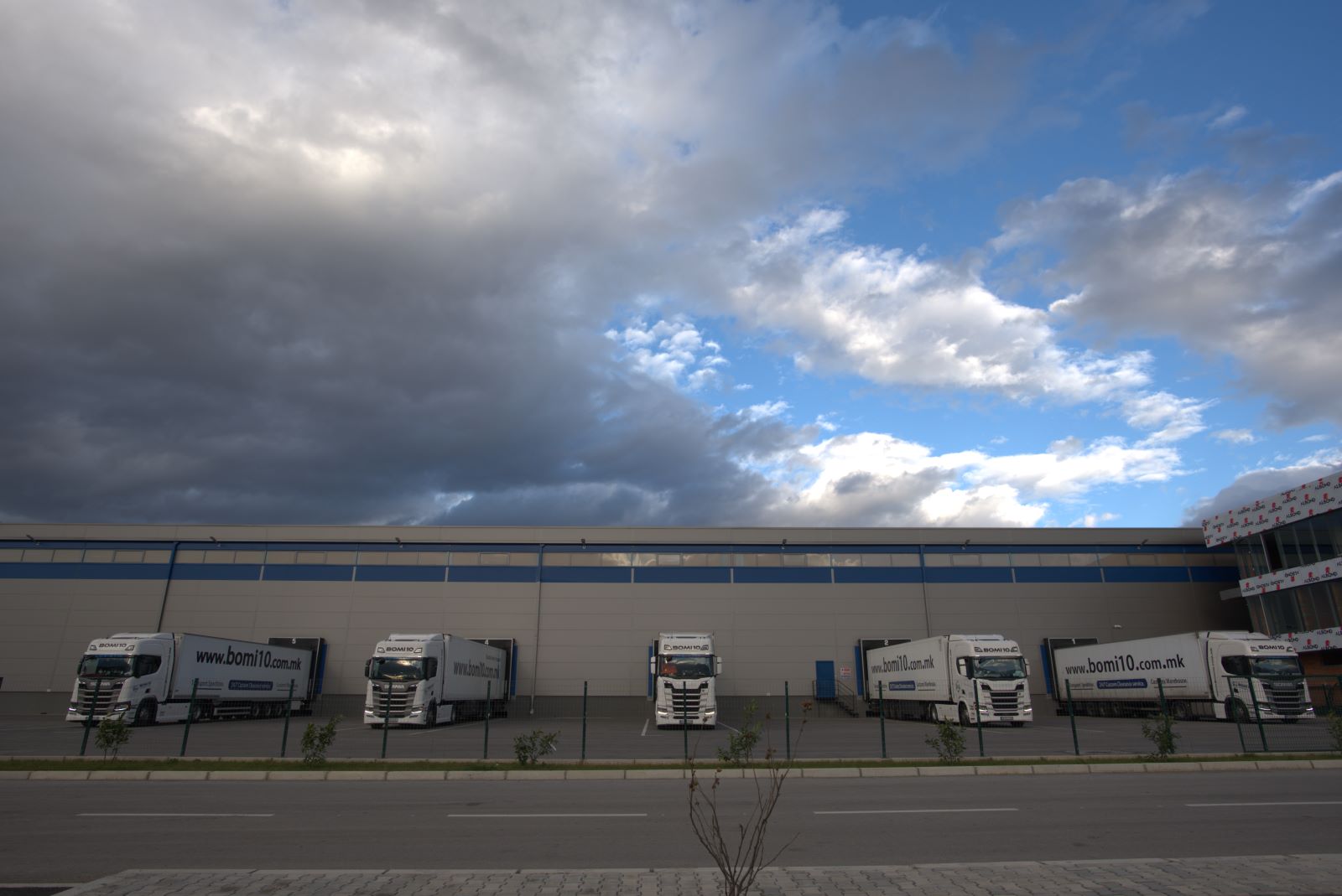 Understanding 3PL: What it is and How it Benefits Businesses - Bomi10 Logistics